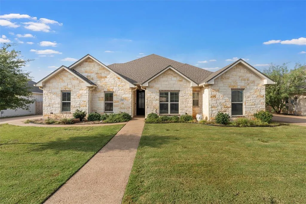 717 Wintergreen Drive, Hewitt, Texas 76643 | Residential Properties ...